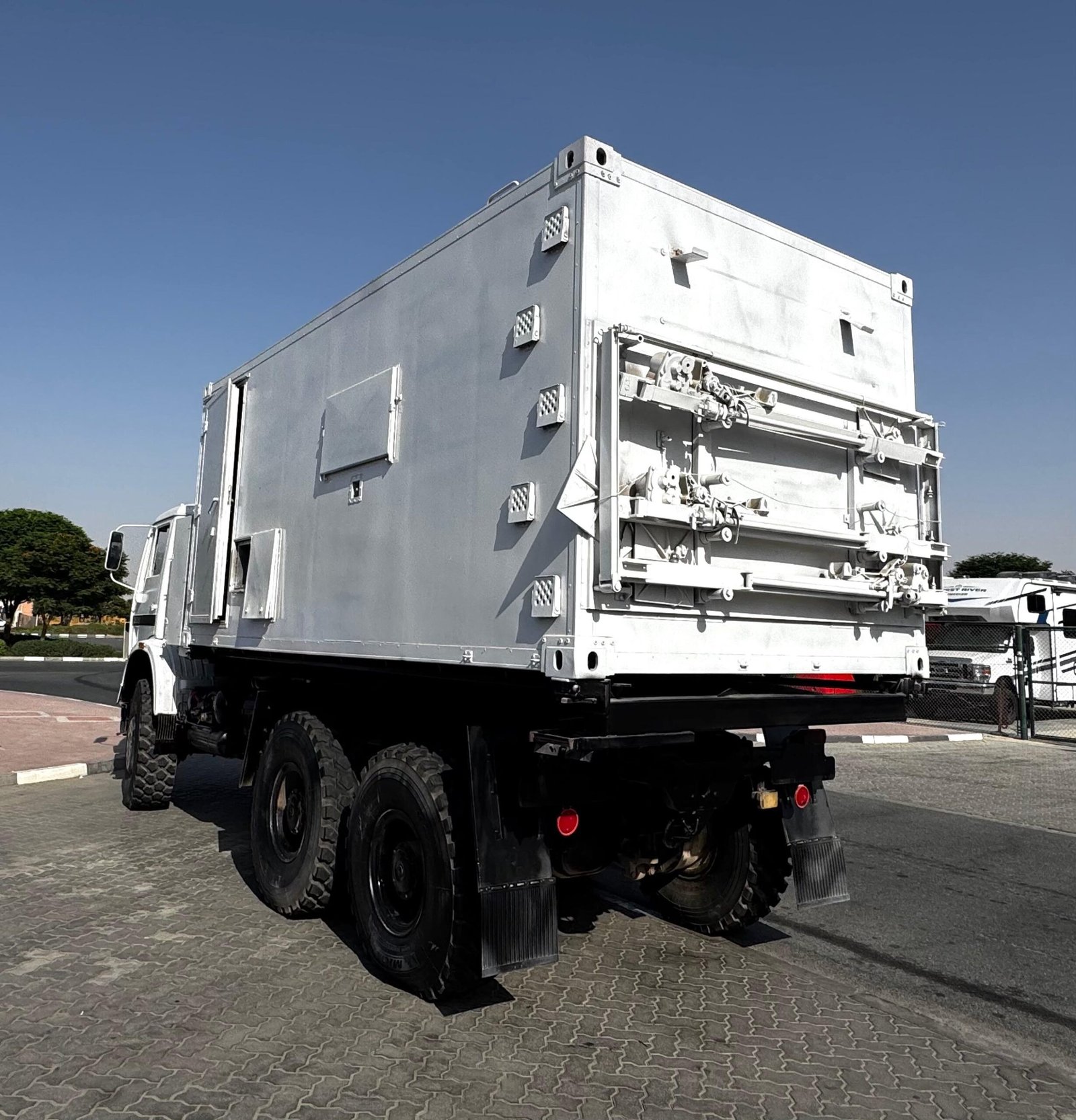 MERCEDES BENZ 2628 WITH BOX 6X6 TRUCK – Zadran Trucks